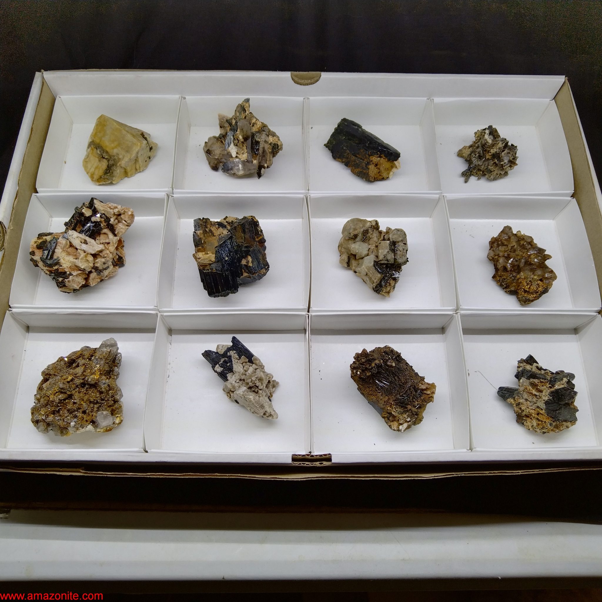 Wholesale minerals, rocks, gems and crystals sold by the flat