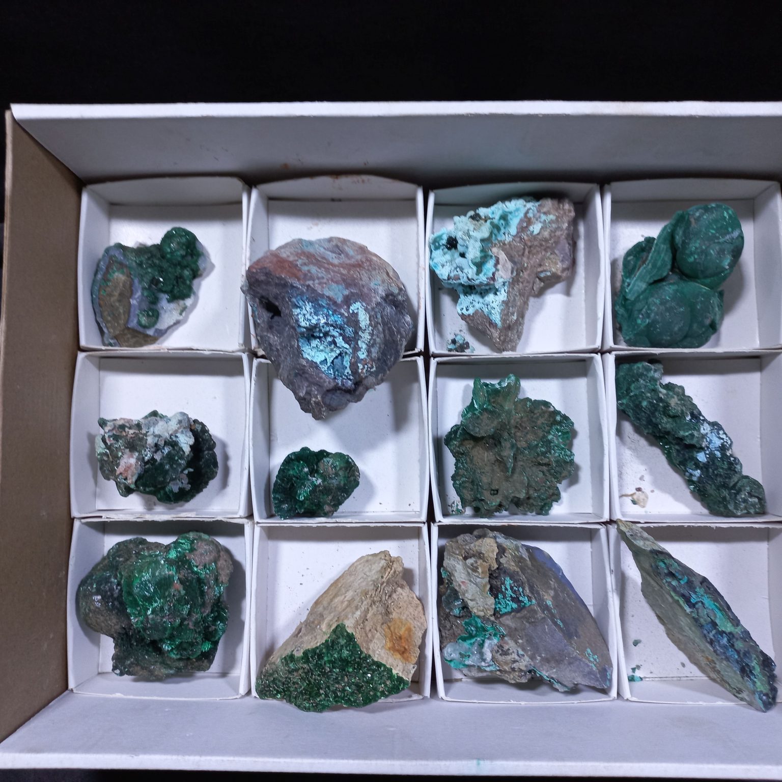 Wholesale minerals, rocks, gems and crystals sold by the flat
