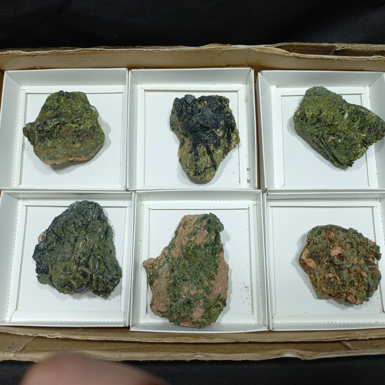 Wholesale minerals, rocks, gems and crystals sold by the flat